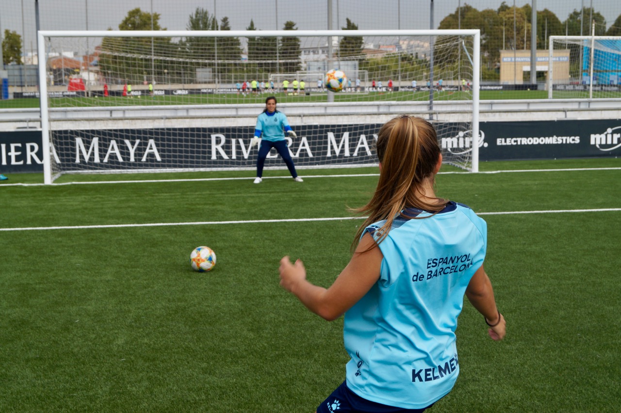Sie folgen ihrem BallgefühlWie spanische Fußballerinnen zu Profis ...